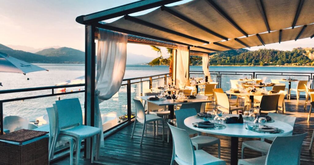 Outdoor Dining Design: Creating Beautiful and Functional Alfresco ...